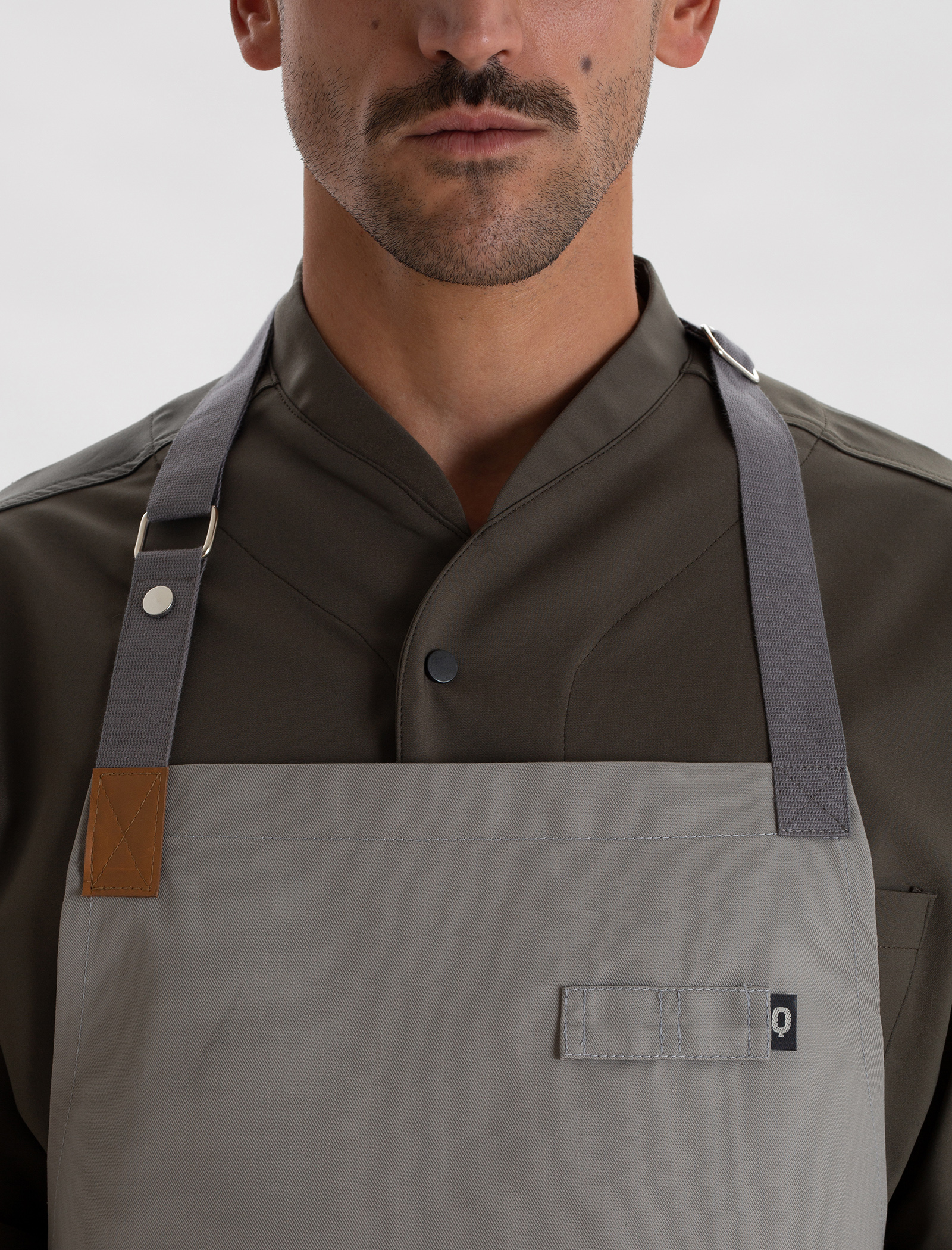 Delantal gris con estilo vanguardista. - Qooqer