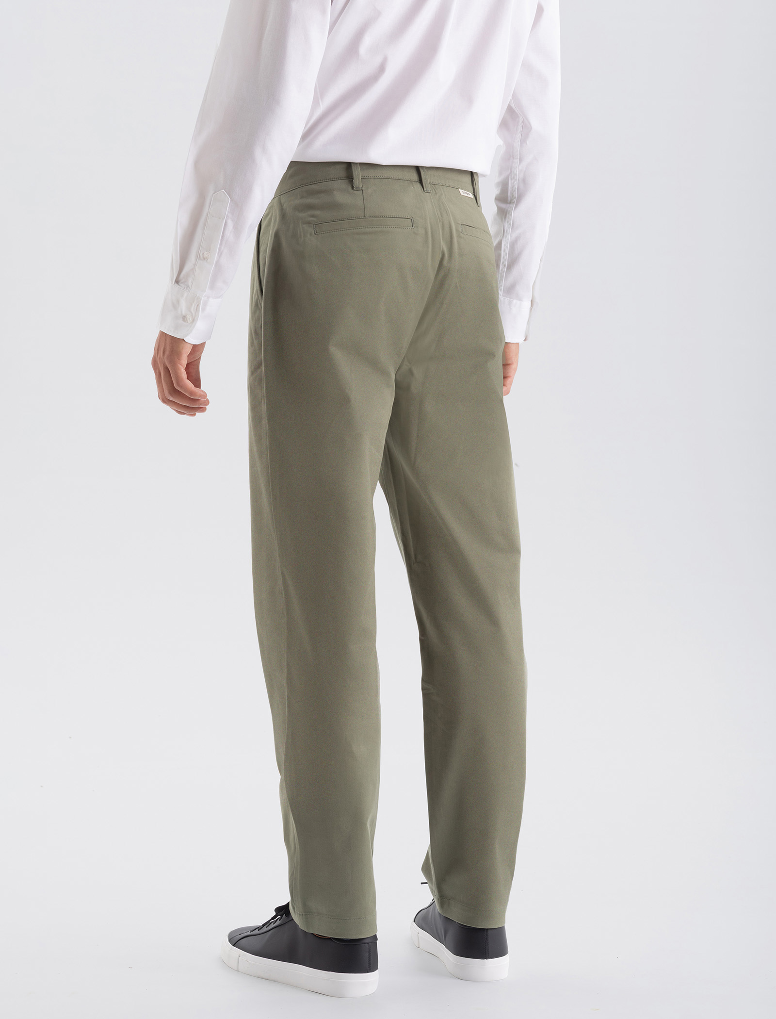 Men’s chino trousers in army green - Qooqer