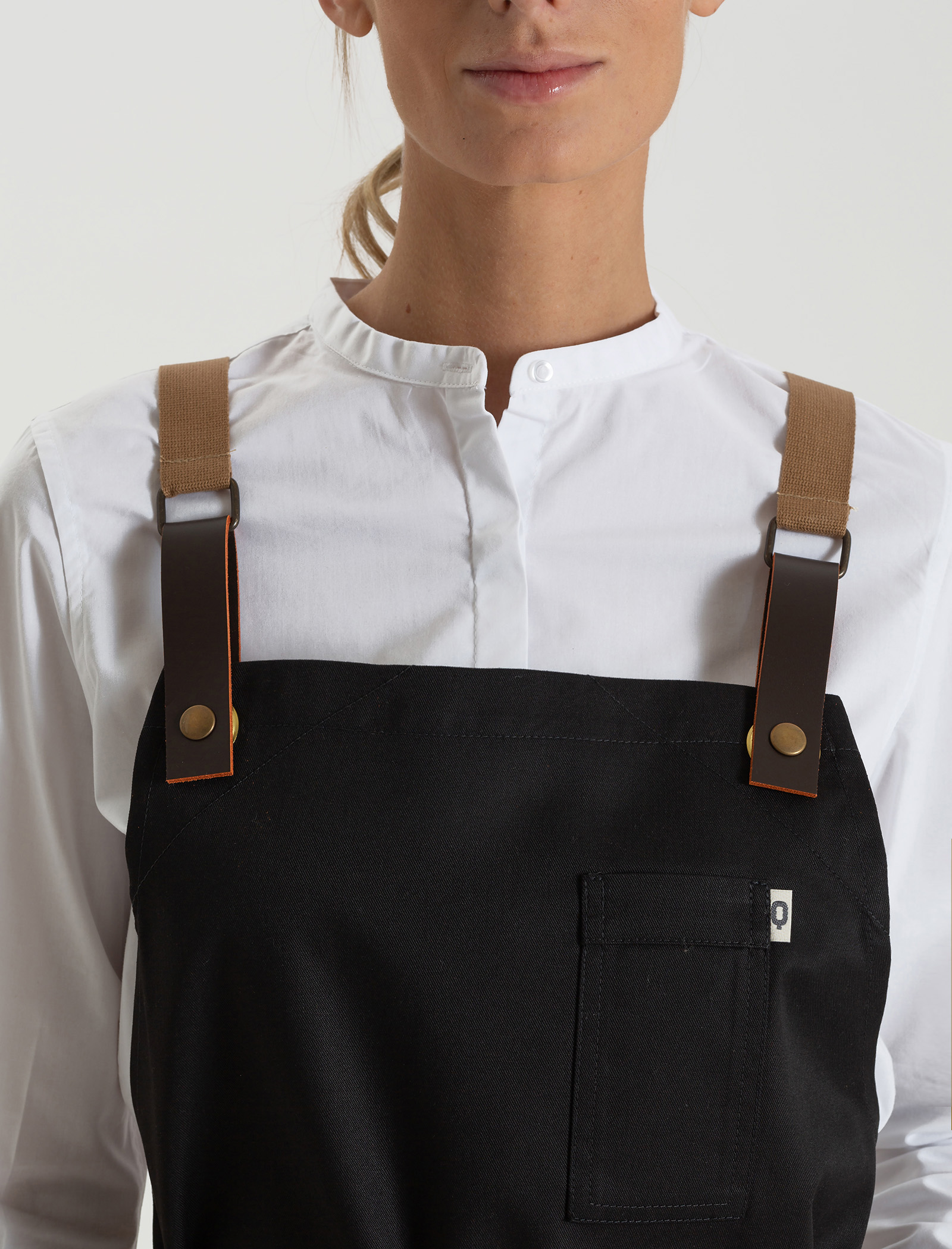 Delantal negro cruzado a la espalda - Qooqer