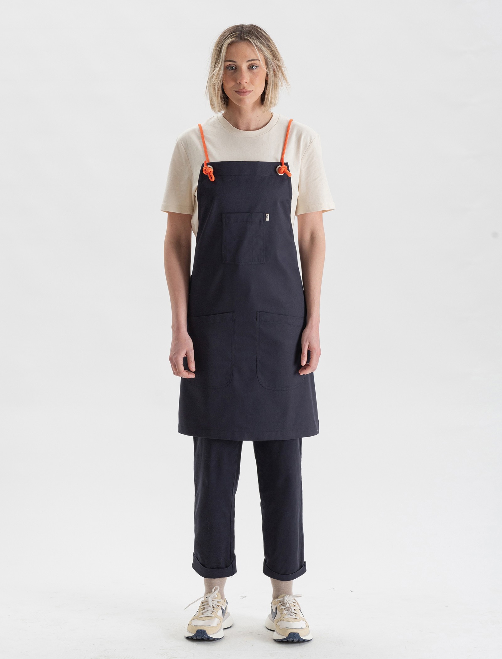 Delantal azul con cordones cruzado a la espalda - Qooqer